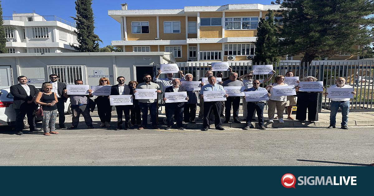 Σύλληψη Τάττη - Καραχάν: Έξω από το Δικαστήριο κρατώντας το περιβόητο ...