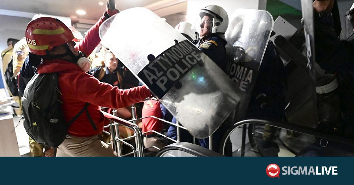 Ελλάδα: Άγρια επεισόδια και ξύλο μεταξύ πυροσβεστών και ΜΑΤ (ΒΙΝΤΕΟ) - Sigmalive