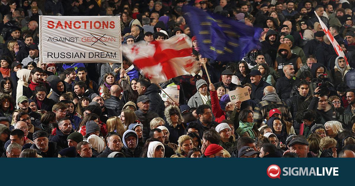 Συνεχίζεται η πολιτική κρίση στη Γεωργία: Νέα νύχτα μαζικών διαδηλώσεων - Sigmalive