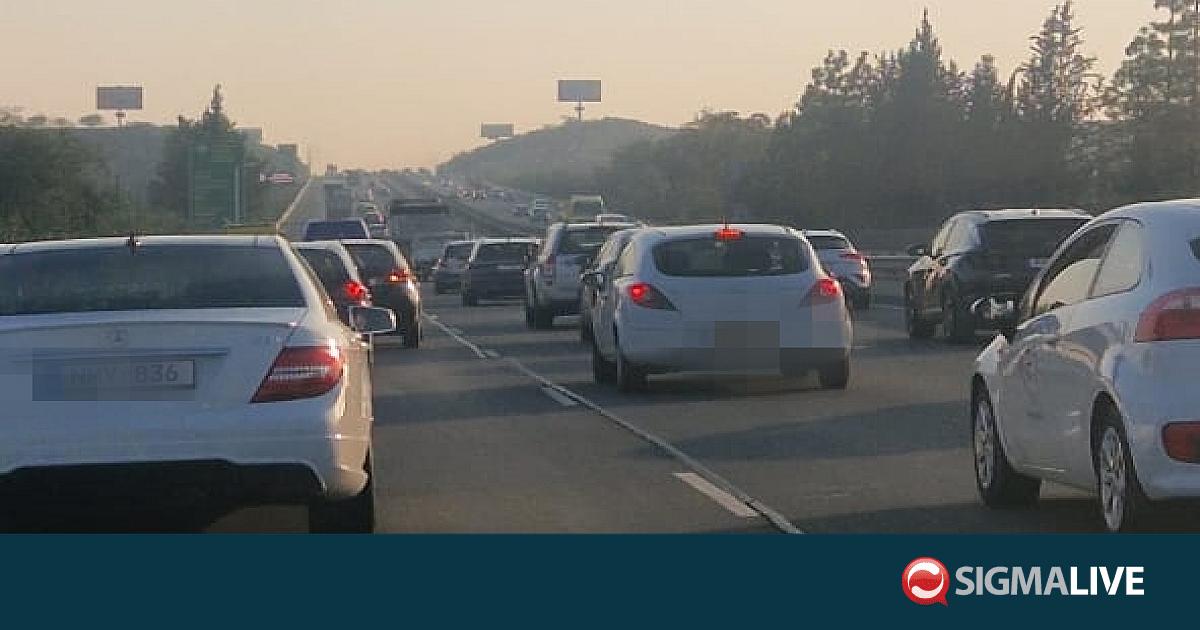 Κυκλοφοριακό κομφούζιο στον αυτο/δρομο- Έφυγε τροχός από διπλοκάμπινο ...