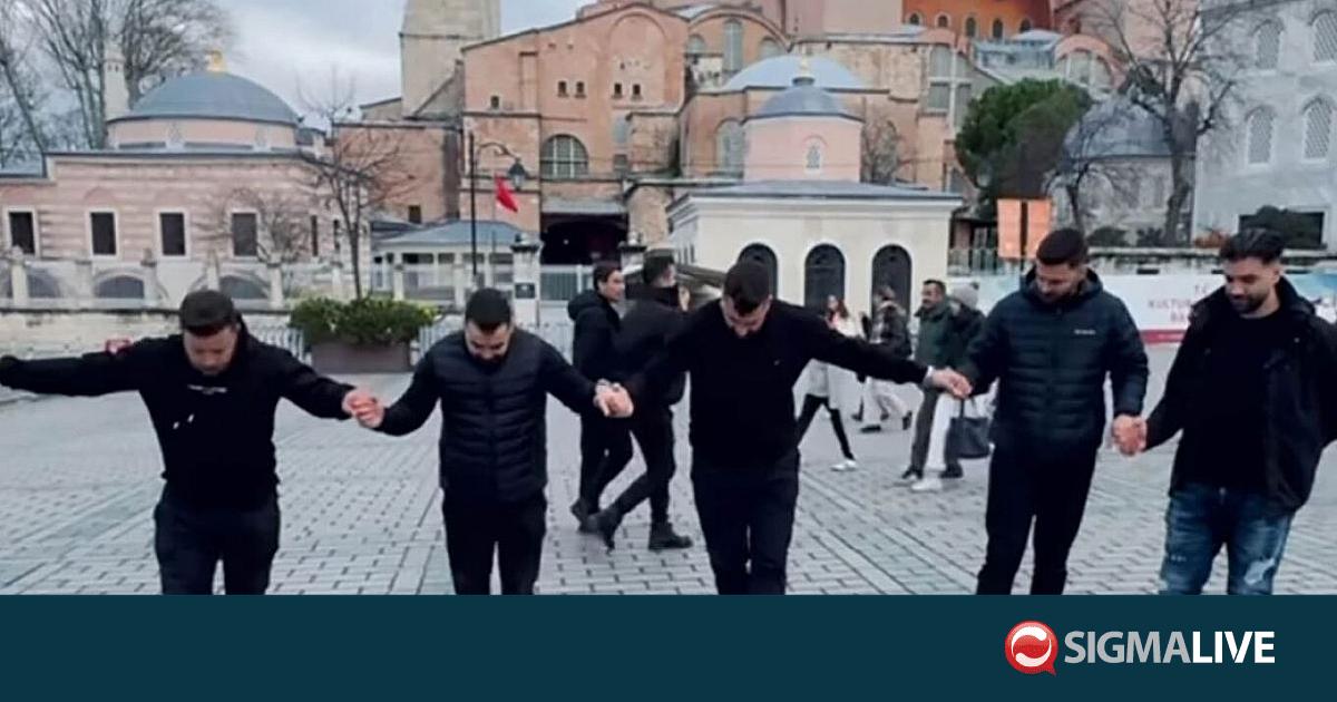 Κρητικοί χόρεψαν συρτό έξω από την Αγιά Σοφιά - Δείτε βίντεο - Sigmalive