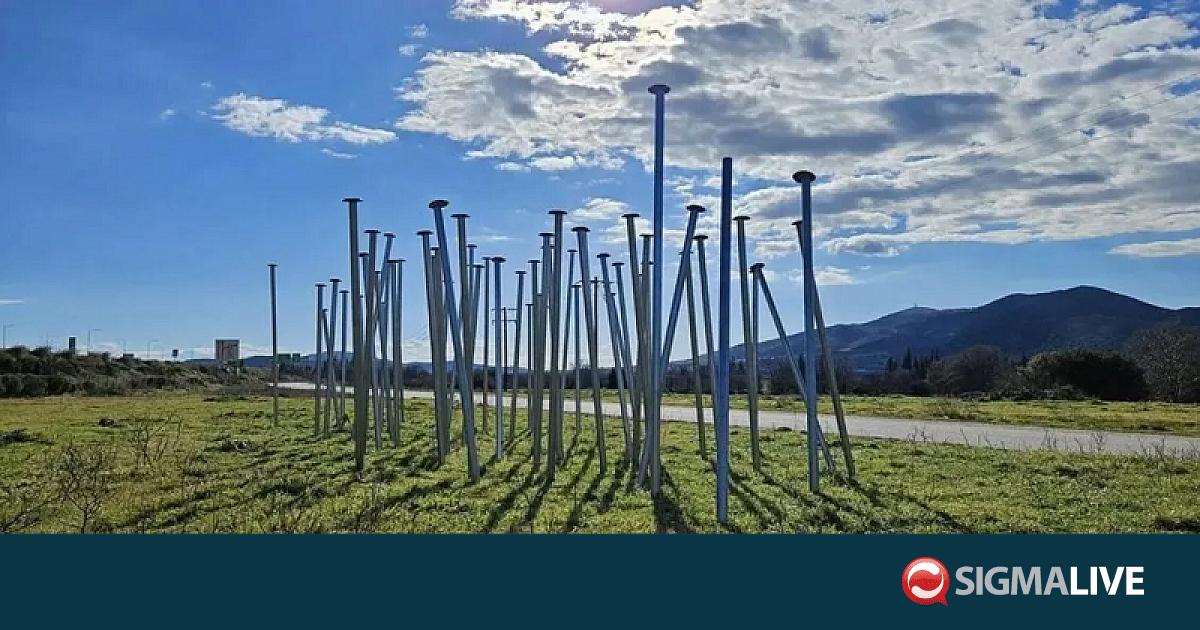 Ξήλωσαν τα «58 καρφιά στα Τέμπη»: Τι λέει ο δημιουργός του μνημείου - Sigmalive