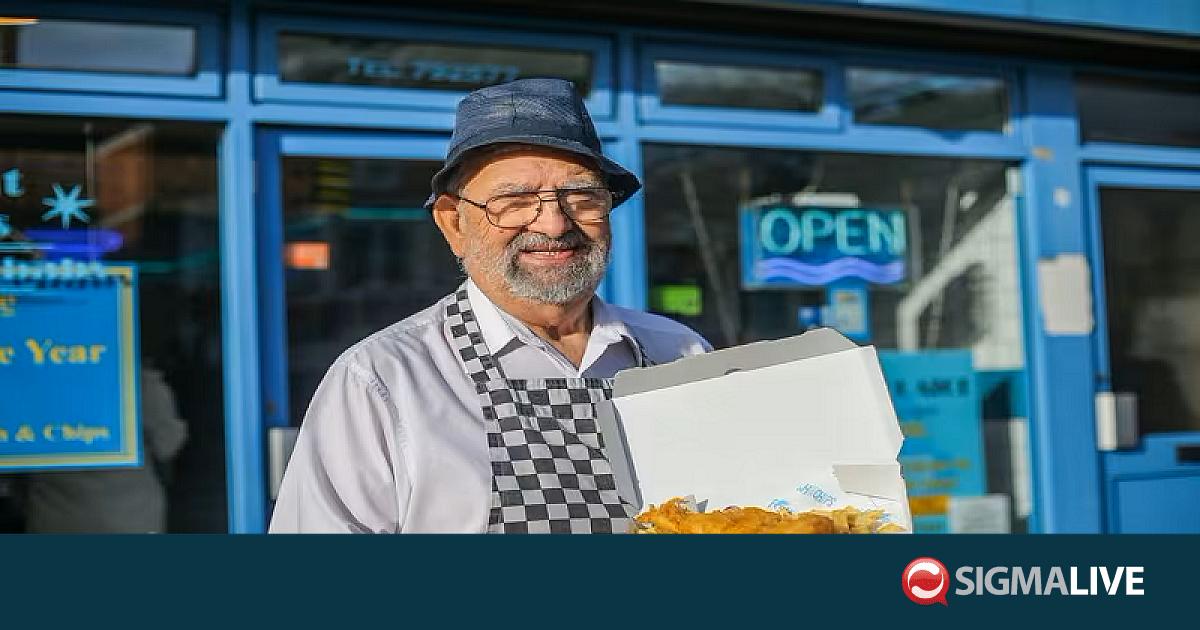 Αγγλία: Ο Ε/κ Τζον σερβίρει ψάρια στα 91 του – «Η ζωή δεν τελειώνει στα 65» - Sigmalive