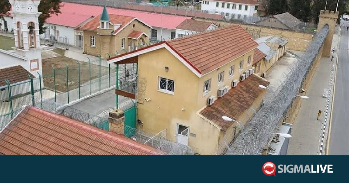 Διαβαθμισμένα έγγραφα με εμπιστευτικές πληροφορίες στην οικία του δεσμοφύλακα - Sigmalive