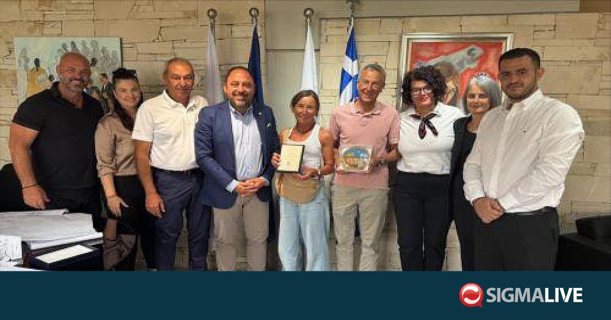 Ο Δήμος Παραλιμνίου τίμησε ζεύγος Ελβετών που τον επισκέπτονται για 40 χρόνια - Sigmalive