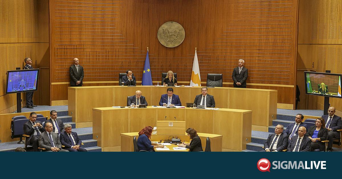 Επετειακή συνεδρία της Ολομέλειας ανήμερα του πραξικοπήματος (LIVE) - Sigmalive