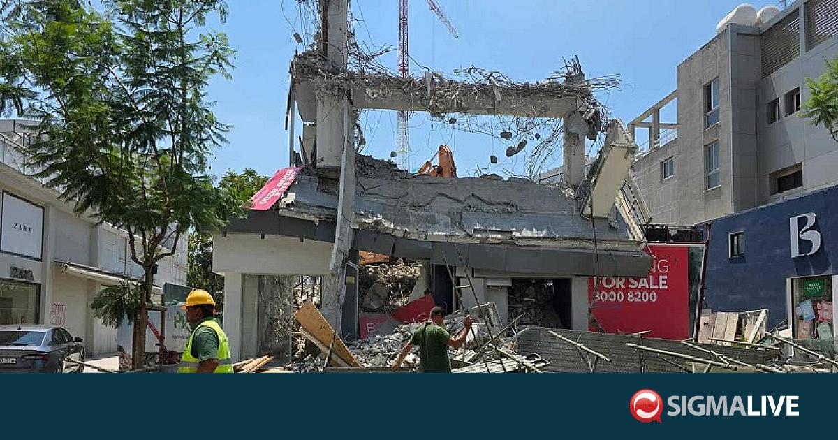 Κατέρρευσε μέρος κτιρίου στη Μακαρίου-Γέμισε σκαλωσιές ο δρόμος (vids+pics) - Sigmalive