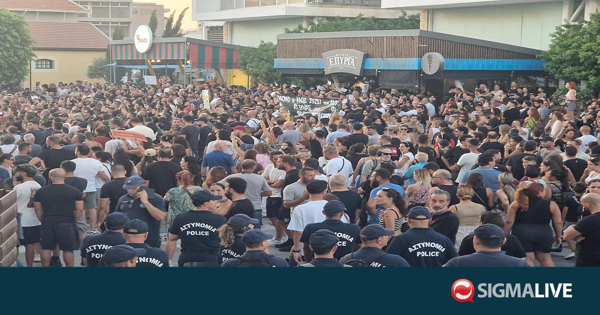 Πλήθος κόσμου στη διαμαρτυρία για τις φωτιές στη Λεμεσό (pics) - Sigmalive