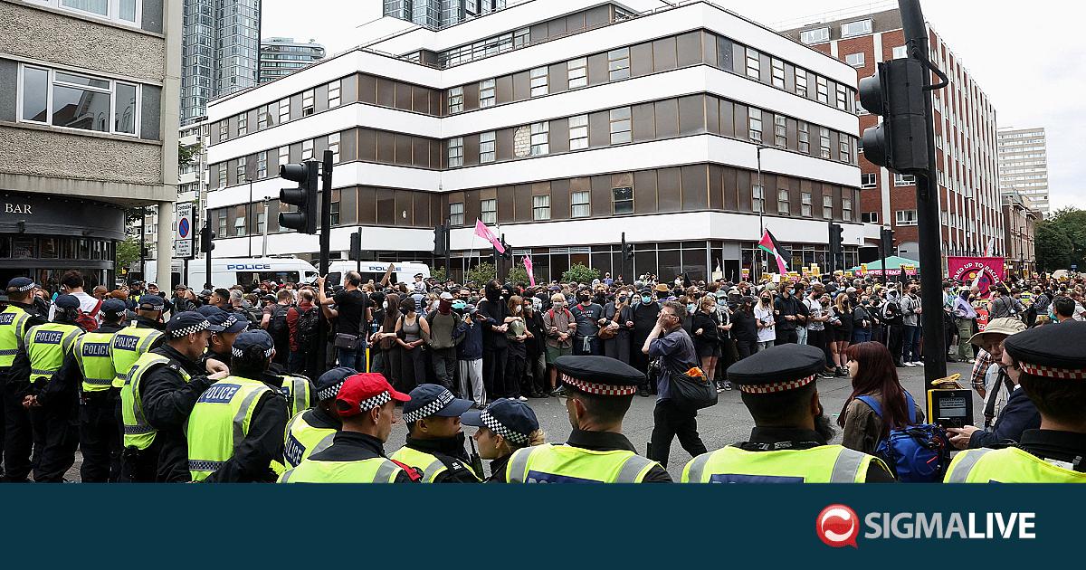 Βρετανία: Συγκρούσεις στην διάρκεια διαδηλώσεων κατά μεταναστών - Sigmalive