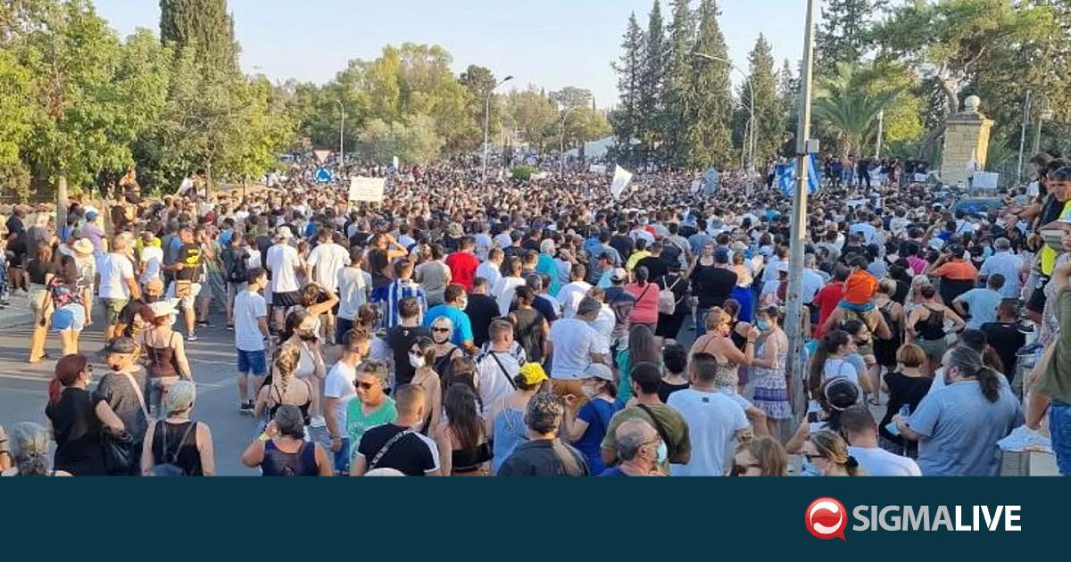 Ακυρώθηκε η ποινή σε πολίτη που συμμετείχε σε διαμαρτυρία εν μέσω πανδημίας - Sigmalive