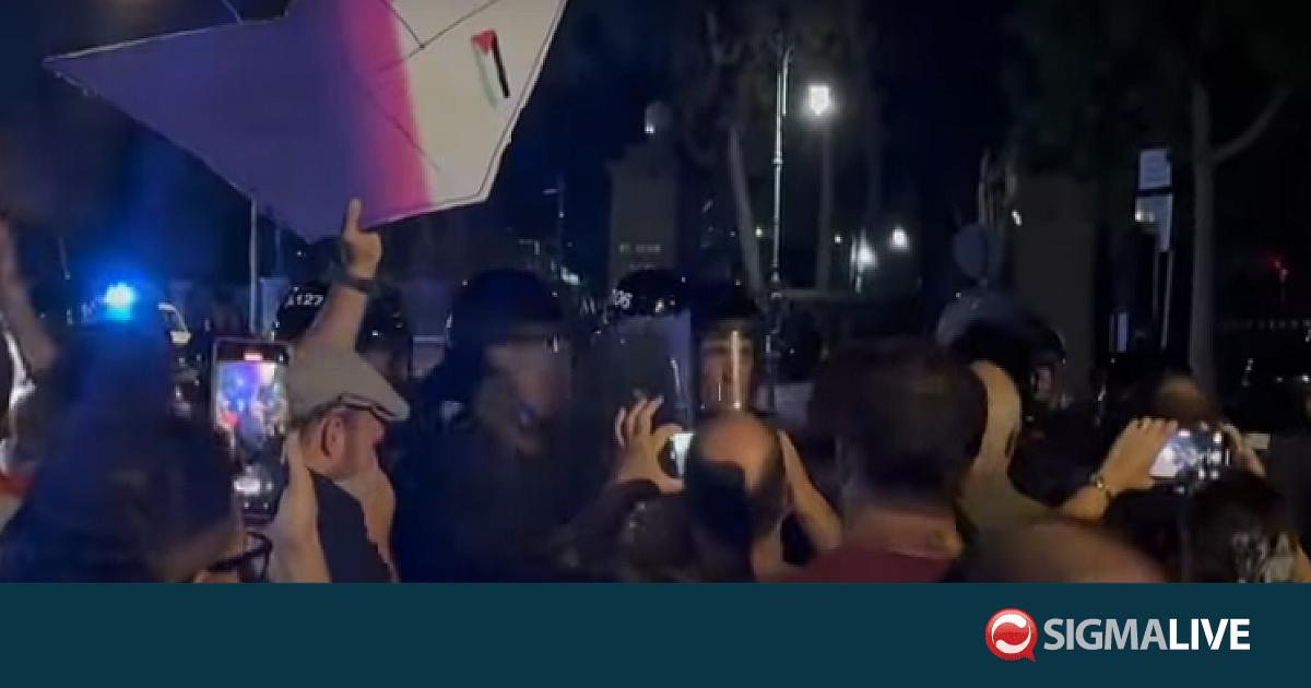 ΒΙΝΤΕΟ: Η στιγμή που πυροδοτείται η ένταση στη διαμαρτυρία έξω απ’το ΥΠΕΞ - Sigmalive
