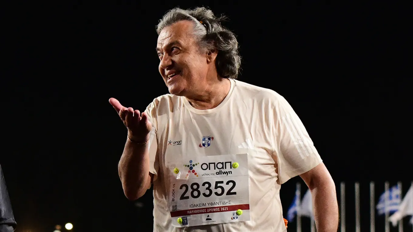 Μαραθώνιος-Αθήνα: Συγκίνηση και χειροκρότημα για τον τελευταίο δρομέα (VID) - Sigmalive