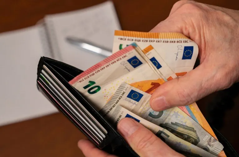Αυξάνεται ο κατώτατος μισθός στην Κύπρο - Έτσι θα υπολογιστεί το ύψος ...
