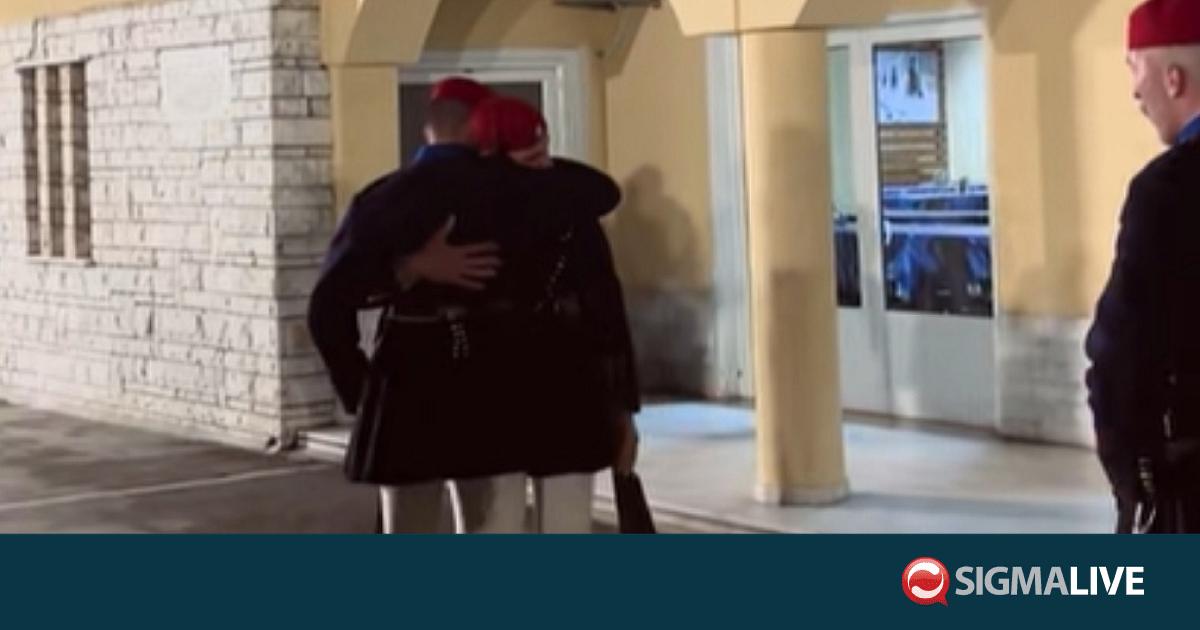 ΒΙΝΤΕΟ: Εύζωνες συγκινούνται μετά την τελευταία τους υπηρεσία - Sigmalive