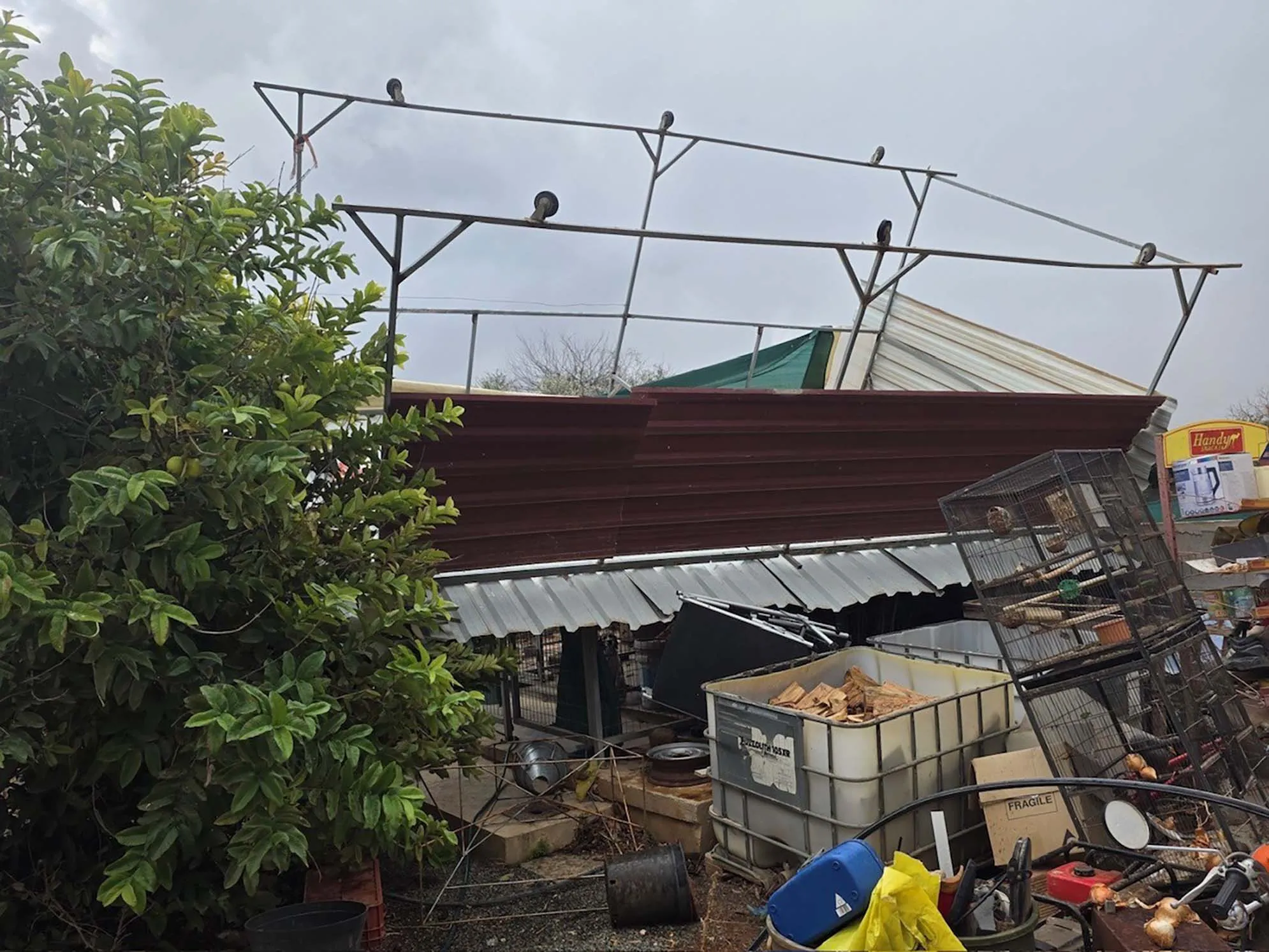 Ανεμοστρόβιλος στο Αυγόρου: Συνολικά 26 κατοικίες υπέστησαν ζημιές ...