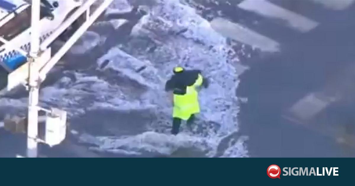 Σχολικός τροχονόμος στο Σικάγο παίρνει μαθητή στην πλάτη για να μην ...