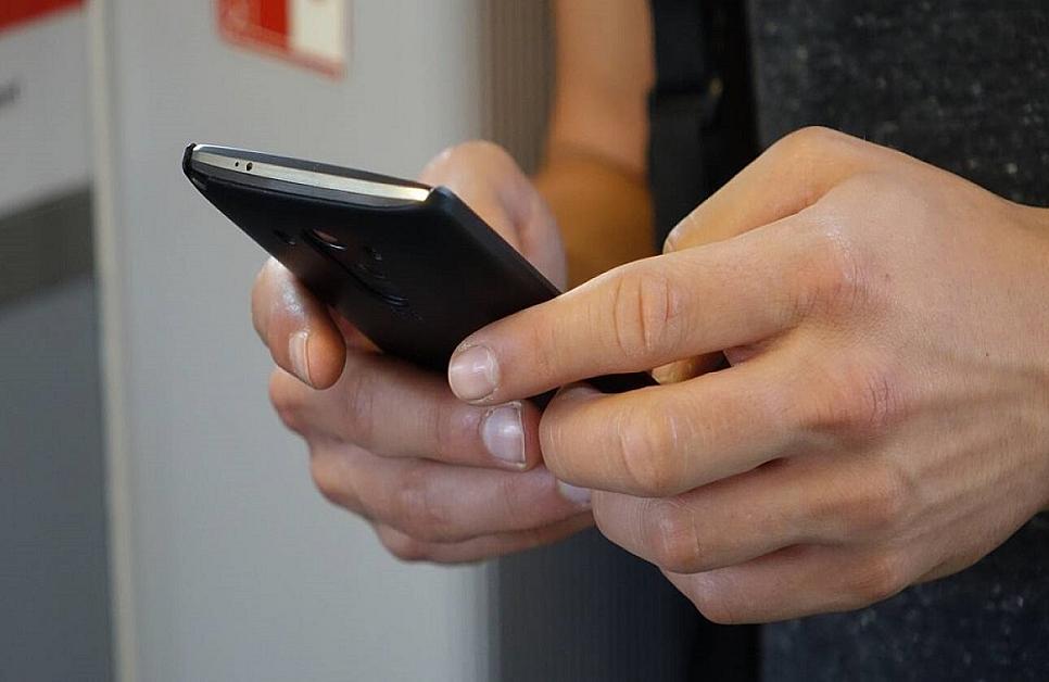 Το κρύο της Τρίτης μείωσε τα SMS στο 8998 – Σταθερά πρώτη επιλογή το 2 - Sigmalive