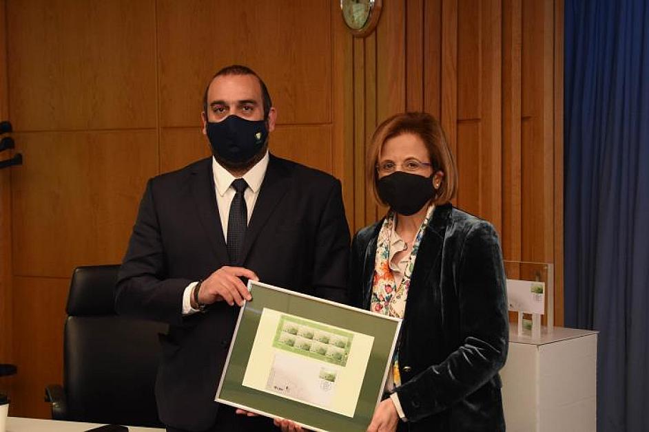 Ο Υπ. Μεταφορών παρέδωσε συλλεκτικό γραμματόσημο για τα 60χρονα της Cyta - Sigmalive