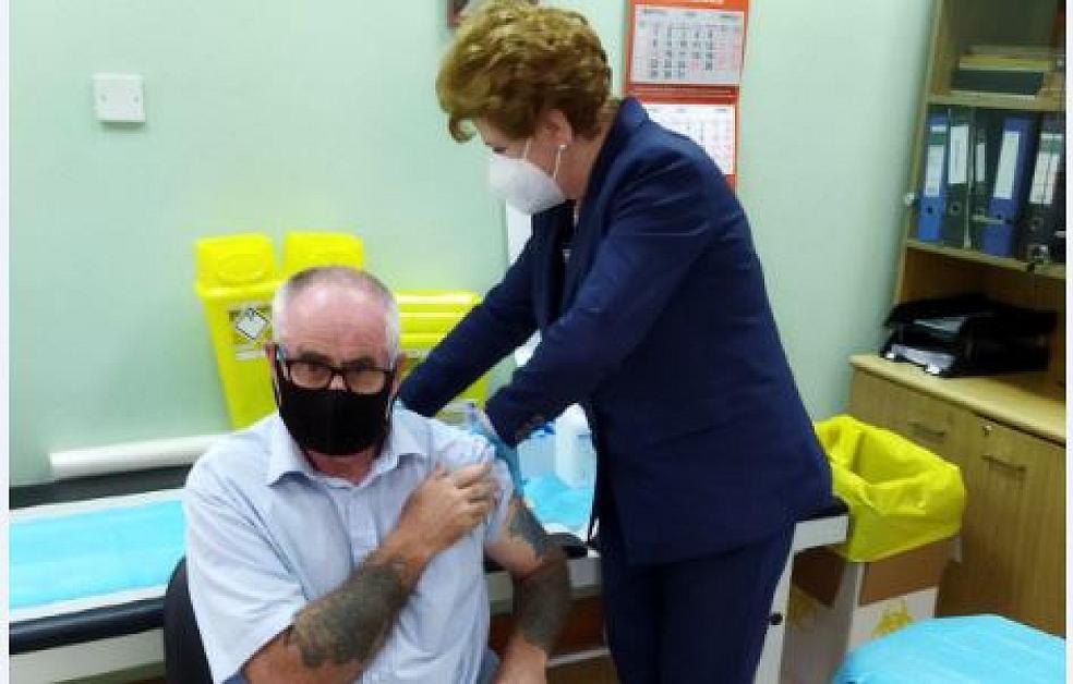 Έπιασε δουλειά και εμβολιάζει κόσμο η Γιαννάκη - Τι έγινε με τα sms ακύρωσης - Sigmalive