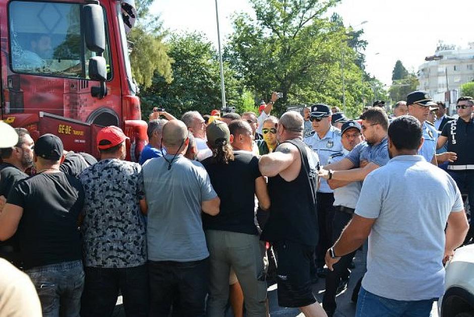 Ένταση στα κατεχόμενα – Διαμαρτυρόμενοι συγκρούστηκαν με την «αστυνομία» (pic) - Sigmalive