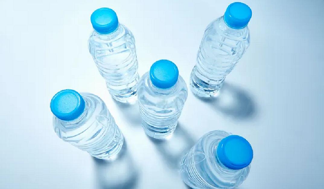 Γιατί δεν θα πρέπει να ξαναπιούμε ποτέ νερό από πλαστικό μπουκάλι ...