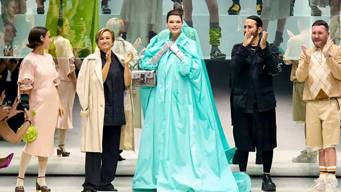 Linda Evangelista: Mετά από 15 χρόνια έκλεισε το show του Fendi - Sigmalive