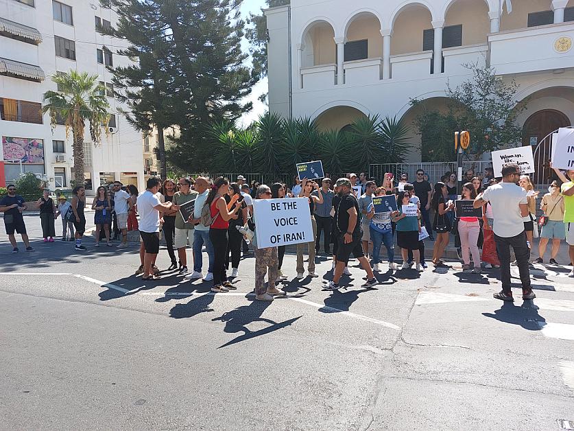 Γυναίκες έκοψαν τα μαλλιά τους έξω από την πρεσβεία του Ιράν στη Λευκωσία(vid) - Sigmalive