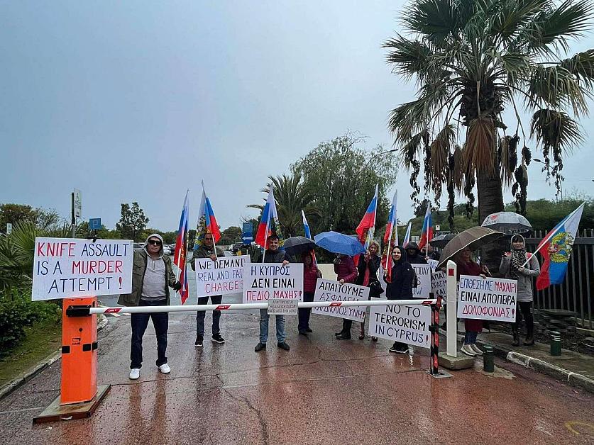 Έξω από το δικαστήριο Λαρνακας ομάδα Ρώσων για την υπόθεση επίθεση με ...
