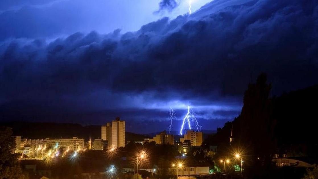 Έντονα καιρικά φαινόμενα μέχρι και αργά το απόγευμα (BINTEO) - Sigmalive