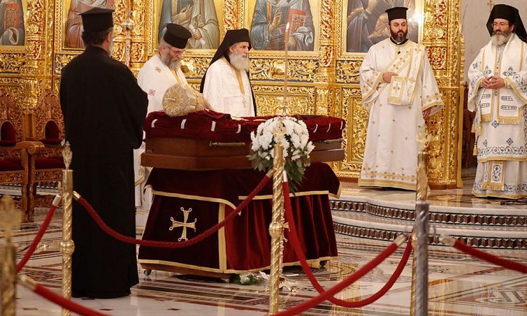 Εκατοντάδες κόσμου προσκύνησαν το σκήνωμα του Αρχιεπισκόπου - Sigmalive