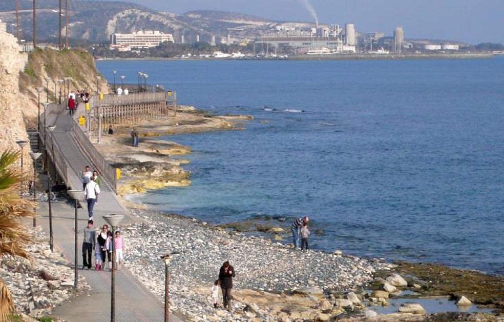 Προειδοποιεί ξανά με κλείσιμο του παραλιακού πεζόδρομου ο Άγιος Τύχωνας - Sigmalive