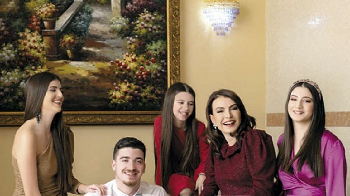 Χριστίνα Παυλίδου: Για dinner με τα παιδιά της για τα γενέθλιά της (ΦΩΤΟ) - Sigmalive