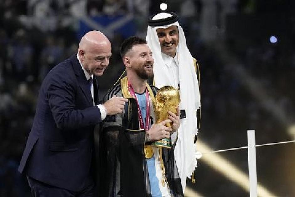 Τι είναι ο μαύρος μανδύας που φόρεσαν στον Messi στην απονομή του ...