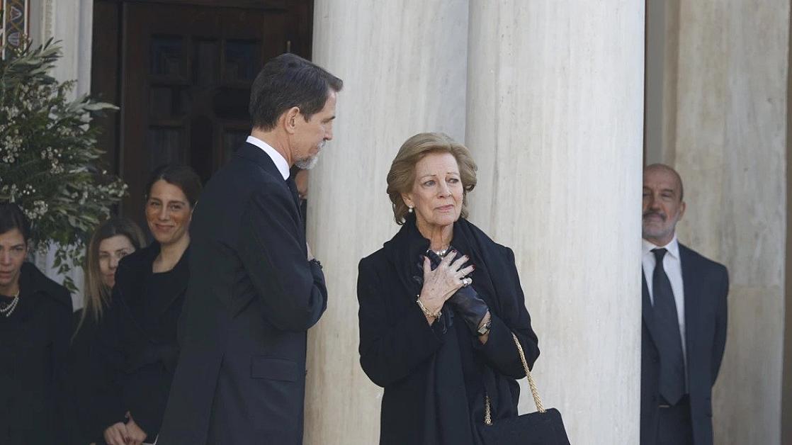 Συντετριμμένη στη Μητρόπολη Αθηνών η τέως βασίλισσα, Άννα Μαρία (vid) - Sigmalive