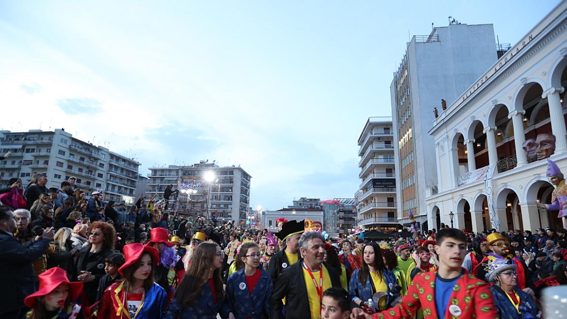 Καρναβάλι: «Βούλιαξε» από κόσμο η Πάτρα (ΦΩΤΟ&ΒΙΝΤΕΟ) - Sigmalive