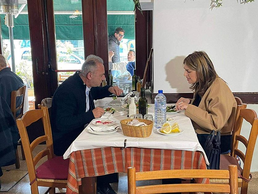 Αβέρωφ Νεοφύτου: Σε ταβέρνα της Λεμεσού μαζί με τη γυναίκα του (ΦΩΤΟ) - Sigmalive