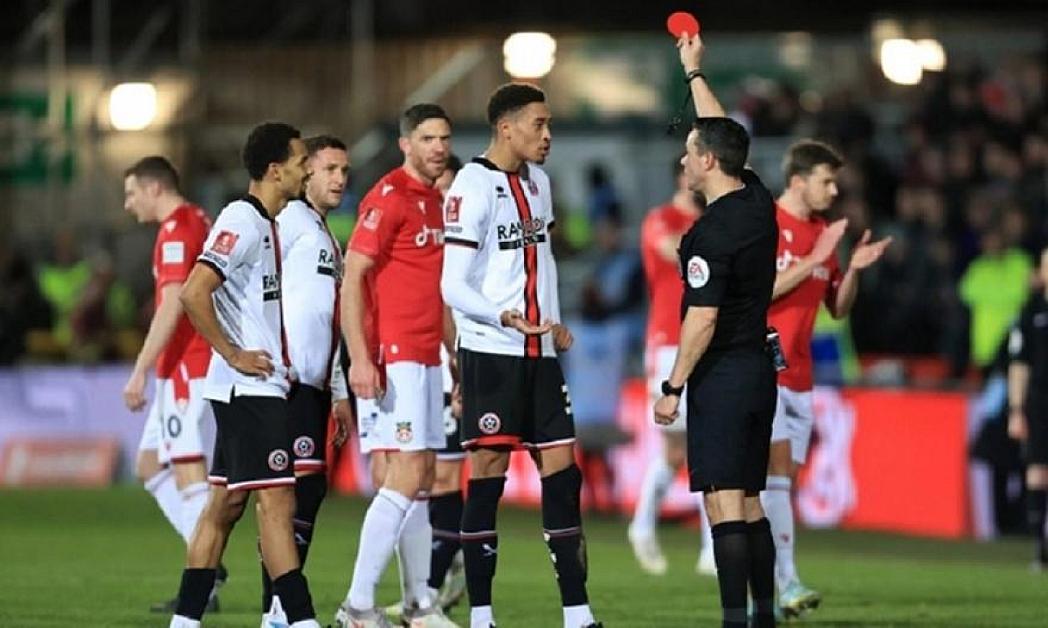 Η στρογγυλή κόκκινη κάρτα που έγινε... viral - Sigmalive