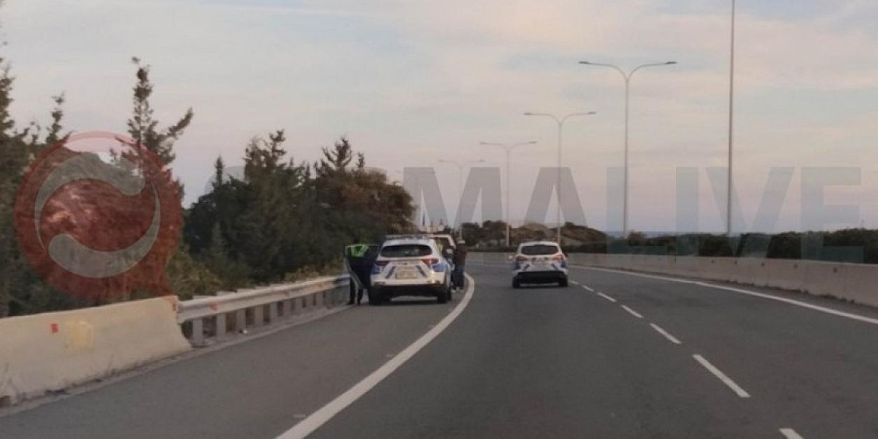 Πτώση άντρα από εν κινήσει όχημα: Χειροπέδες στον οδηγό - Πιάστηκαν με ...