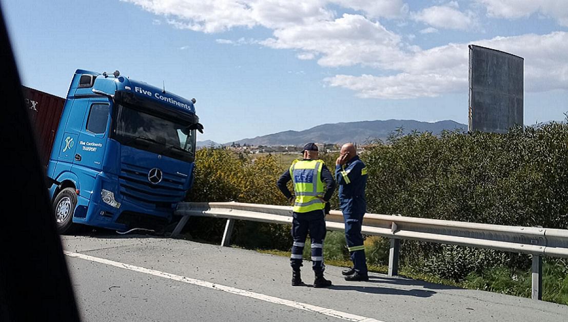 Ακινητοποίηση φορτηγών στον αυτο/δρομο Λεμεσού-Λευκωσίας -Κλειστή ...