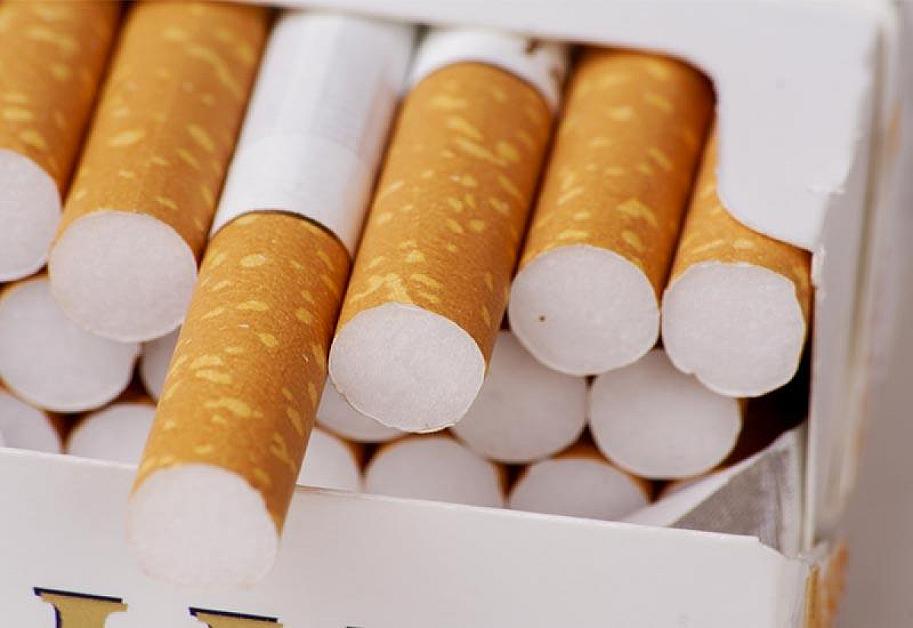 «Πιάστηκαν» στο αεροδρόμιο με λαθραία τσιγάρα - Χειροπέδες σε τρεις Τ/κ - Sigmalive