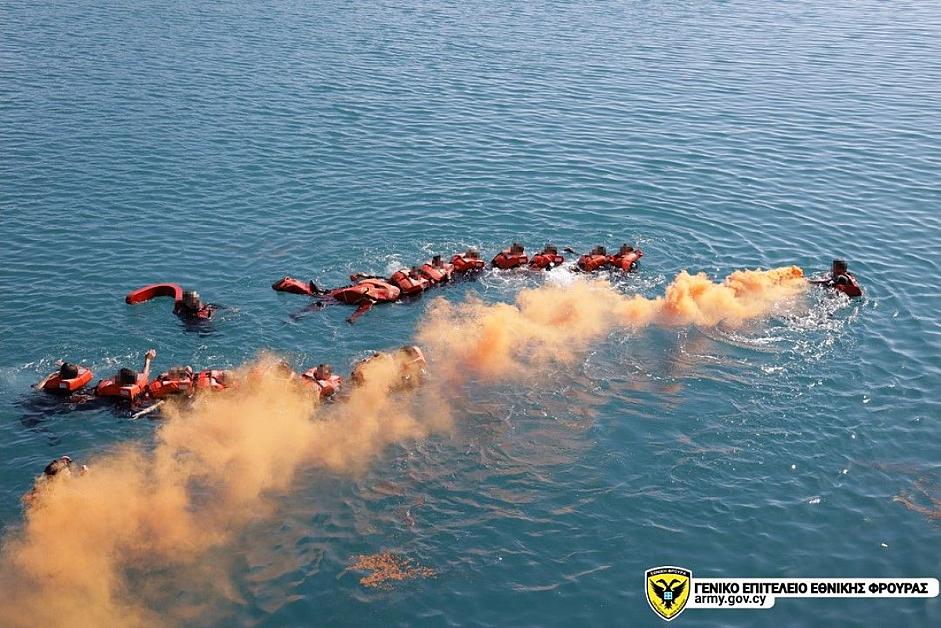 Εκπαίδευση στα θαλάσσια σωστικά μέσα από Διοίκηση Ναυτικού ΕΦ - Sigmalive