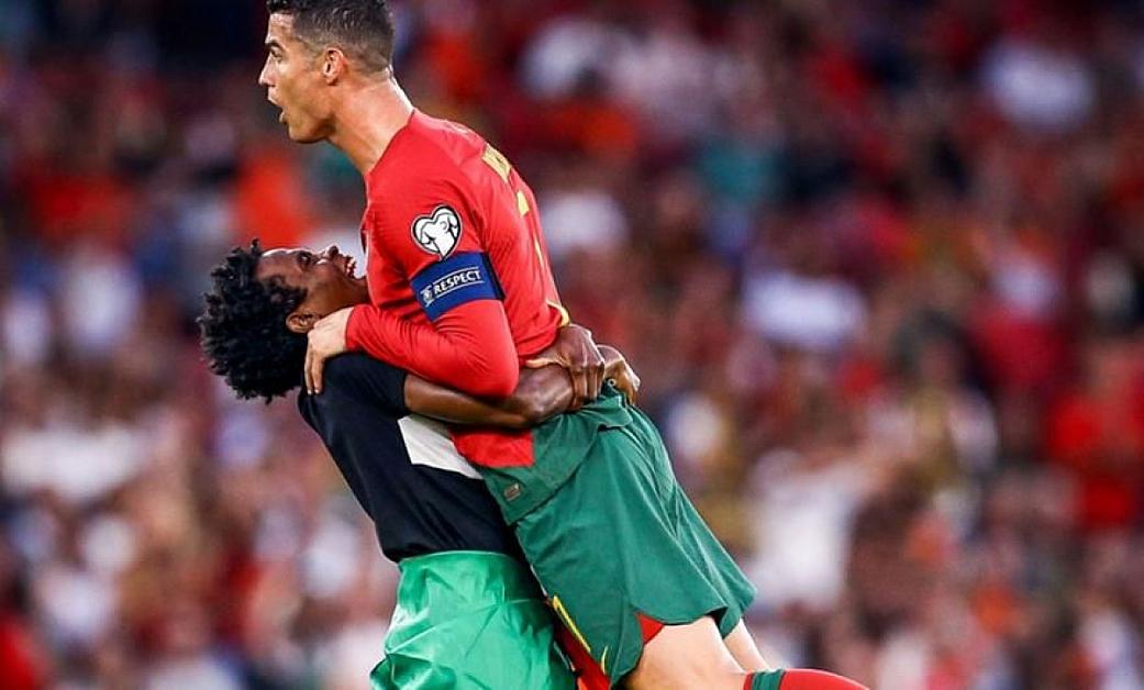 Μπήκε στο γήπεδο, έπεσε στα πόδια του Ρονάλντο και μετά τον σήκωσε στον αέρα! - Sigmalive