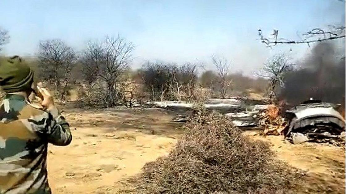 Ινδία: Τρεις νεκροί από τη συντριβή μαχητικού αεροσκάφους σε σπίτι - Sigmalive