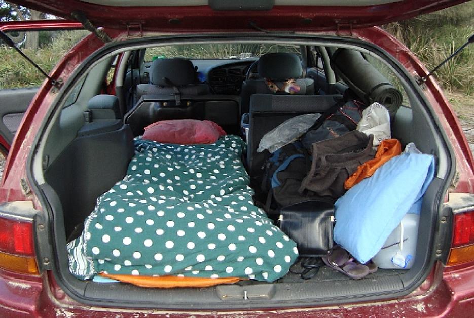 Εκτοπισθέντες διαβιούν στα αυτοκίνητά εν αναμονή τουρκοκυπριακής περιουσίας - Sigmalive