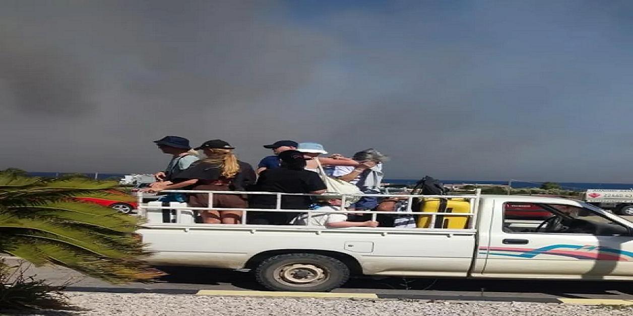 Φωτιά στη Ρόδο: Απομακρύνουν τους τουρίστες με μονοκάμπινα (ΦΩΤΟ&ΒΙΝΤΕΟ) - Sigmalive