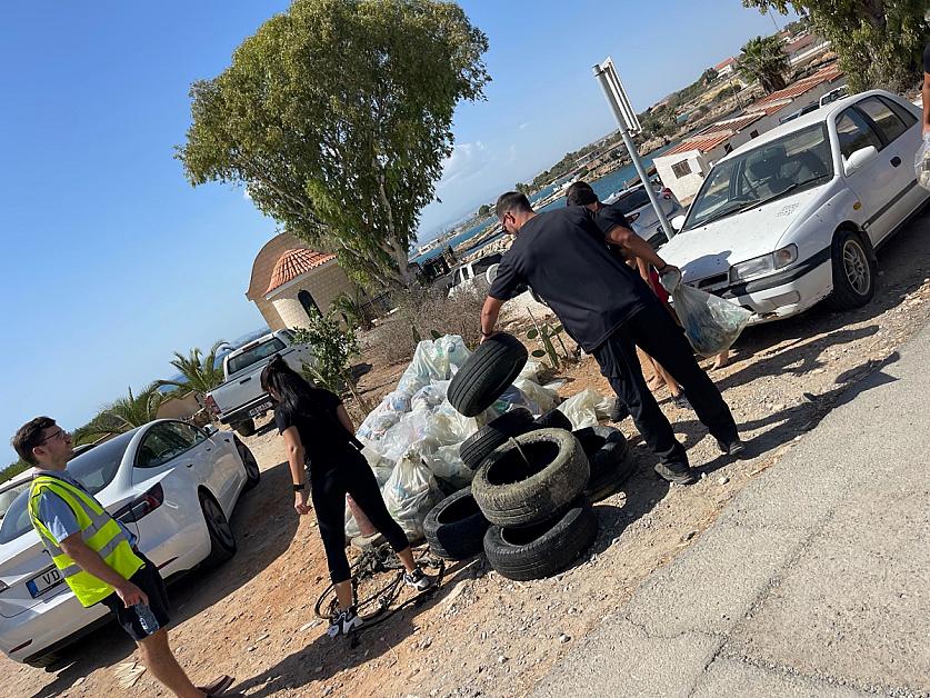 Έξι χιλιόμετρα, 295 κιλά σκουπίδια: Eκστρατεία καθαρισμού παραλίας στη ...