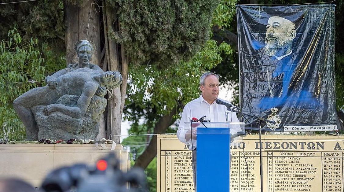 Στεφάνου: Αίσχος και ντροπή τα στεφάνια στους καταδρομείς - Sigmalive