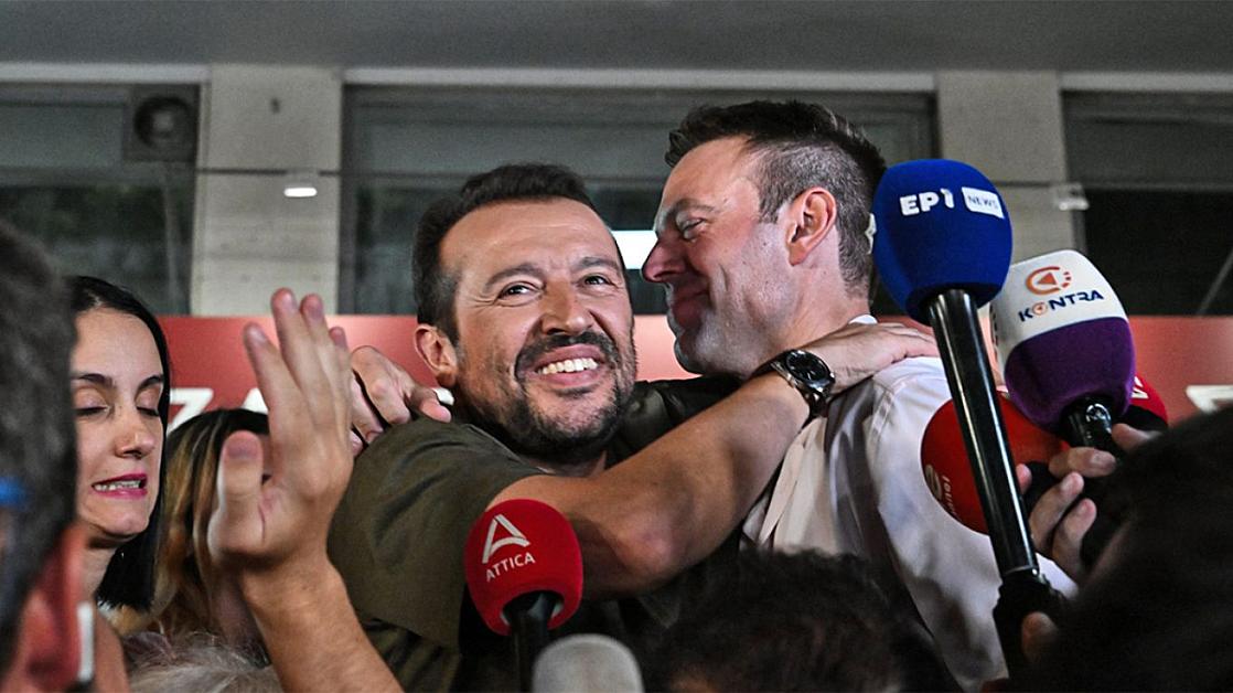 Η θερμή αγκαλιά Στέφανου Κασσελάκη με Νίκο Παππά μετά τη νίκη (pics) - Sigmalive