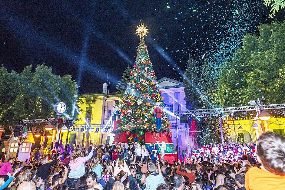 «Μύρισε» Χριστούγεννα στη Λεμεσό- Εικόνες από τη φωταγώγηση του δέντρου - Sigmalive