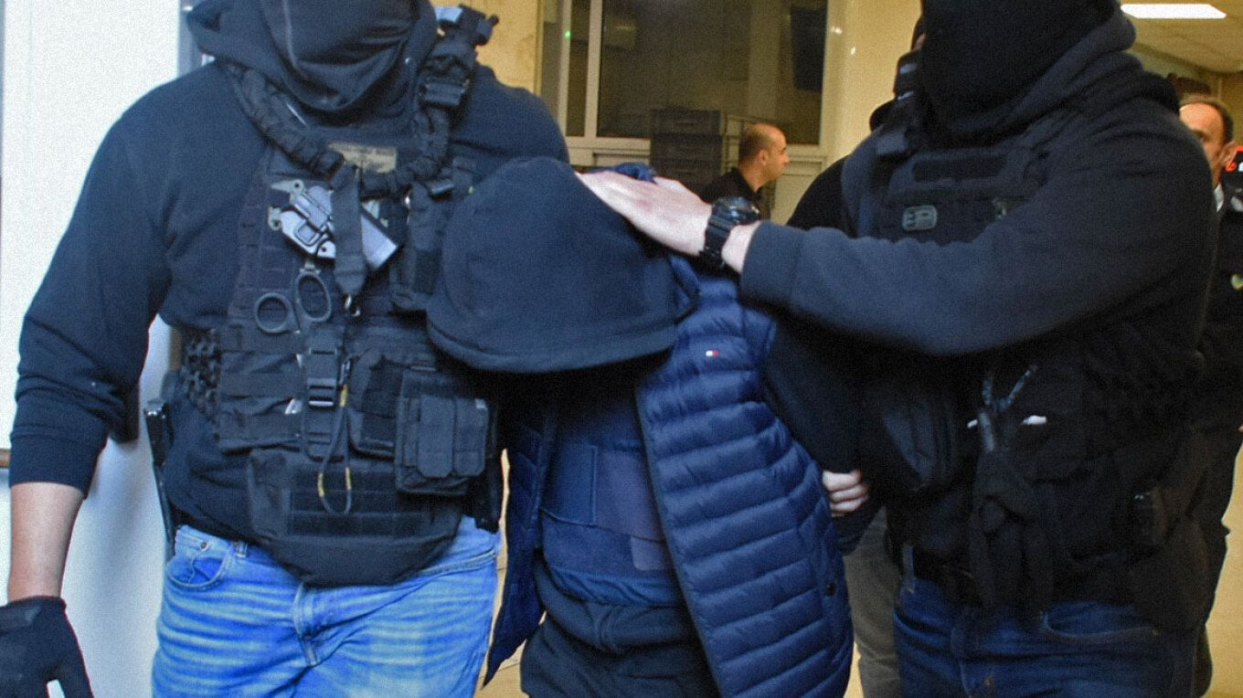 «Ήθελα να πετάξω ψηλά τη φωτοβολίδα» λέει ο 18χρονος που τραυμάτισε αστυνομικό - Sigmalive